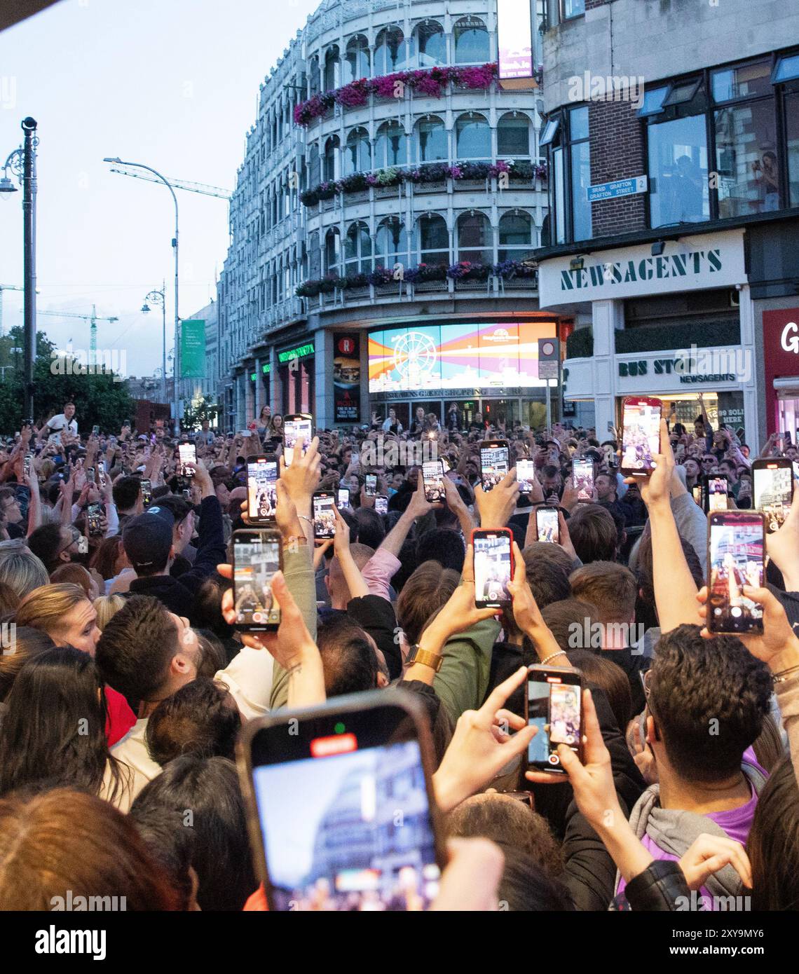 Fans with mobile phones film Coldplay playing an unannounced gig on ...