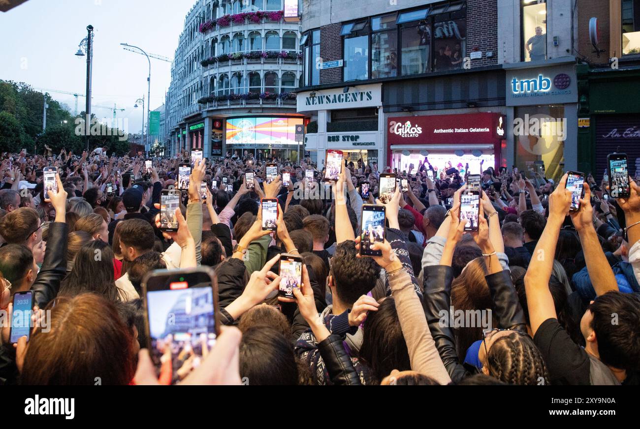Fans with mobile phones film Coldplay playing an unannounced gig on ...