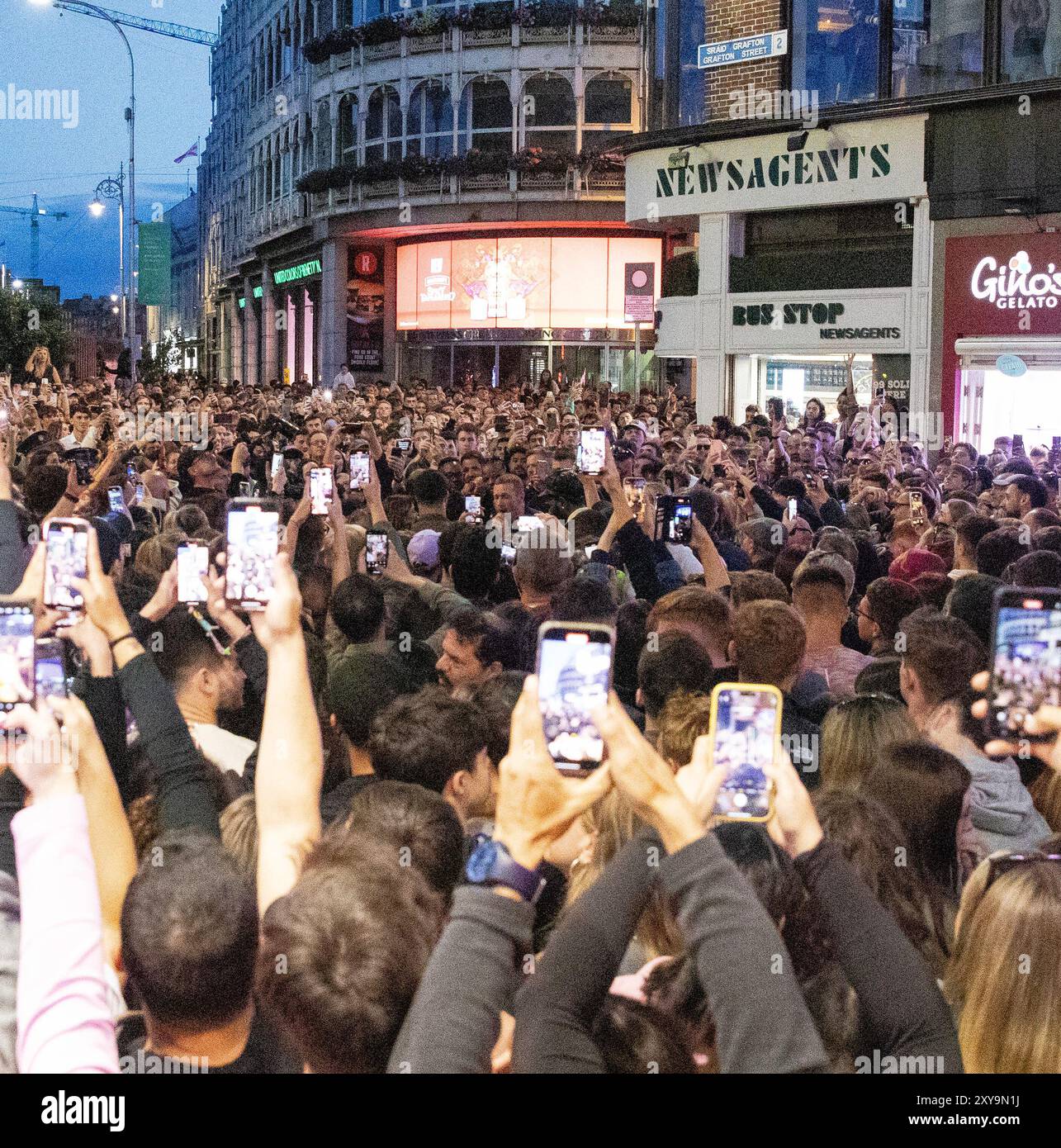 Fans with mobile phones film Coldplay playing an unannounced gig on ...
