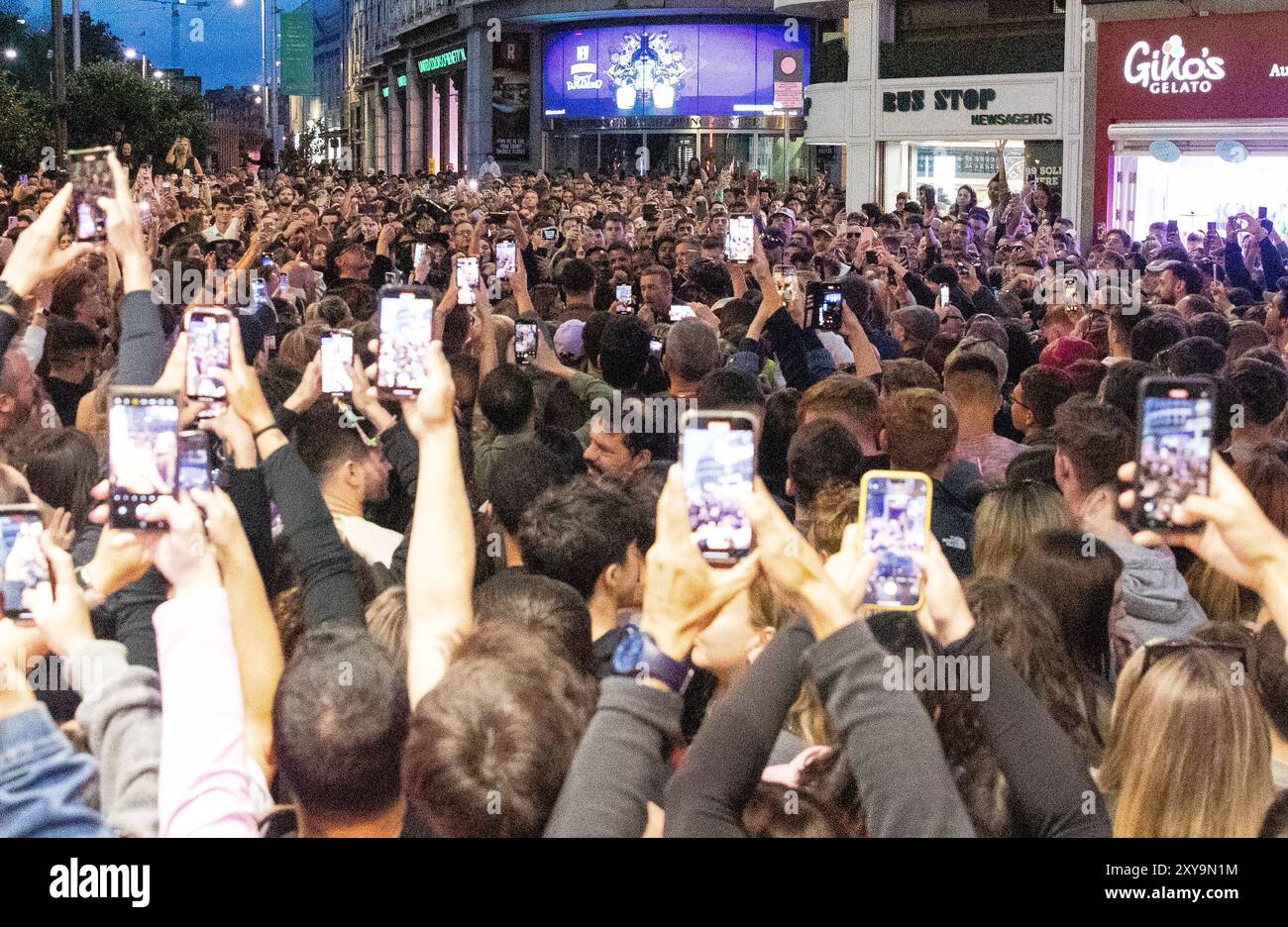 Fans with mobile phones film Coldplay playing an unannounced gig on ...