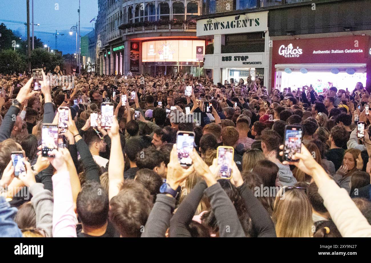 Fans with mobile phones film Coldplay playing an unannounced gig on ...