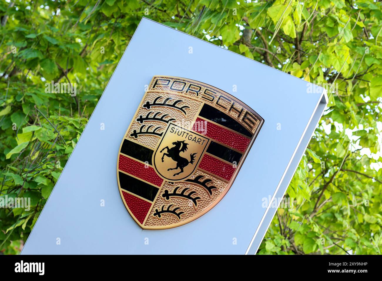 Logo des Automobilherstellers Porsche am 27.08.2024 in München. Die Dr ...