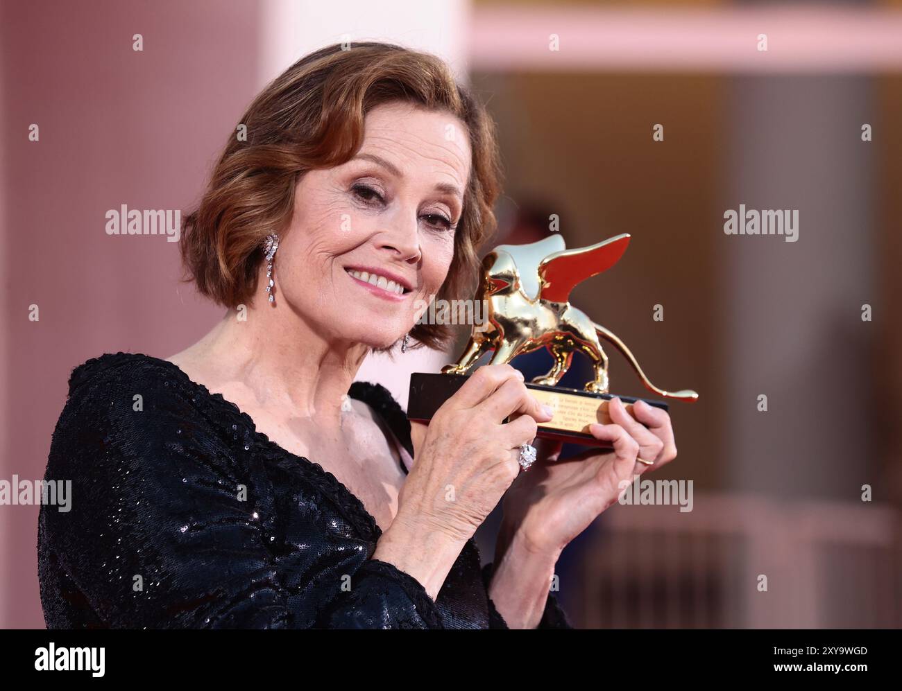 VENICE, ITALY - AUGUST 28: Sigourney Weaver poses on the red carpet ...
