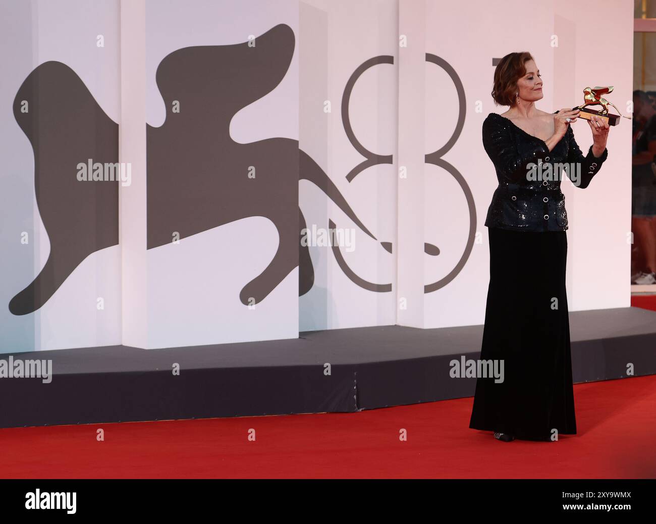 VENICE, ITALY - AUGUST 28: Sigourney Weaver poses on the red carpet ...