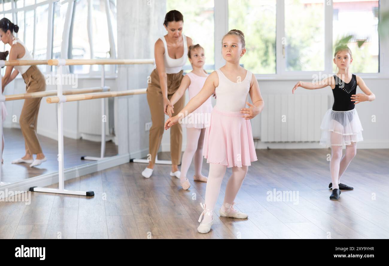 Girls dance routine class hi-res stock photography and images - Alamy