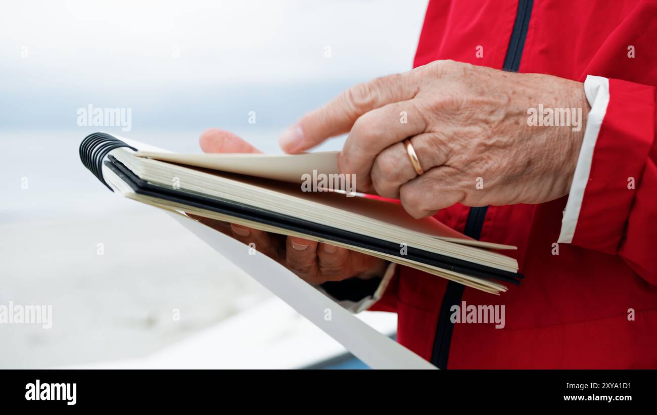 Pages notes hi-res stock photography and images - Alamy