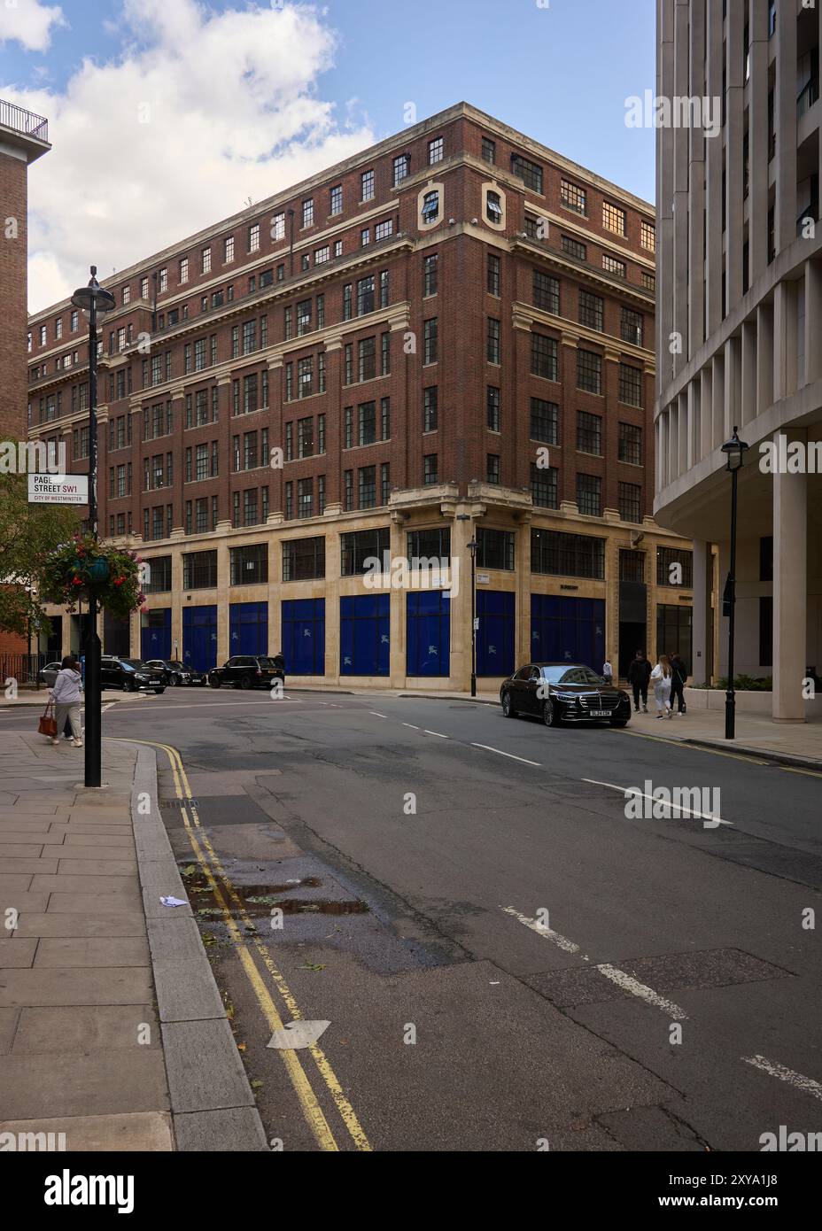 LondonUK - 23 aug 2024 : london street with large modern building Stock ...