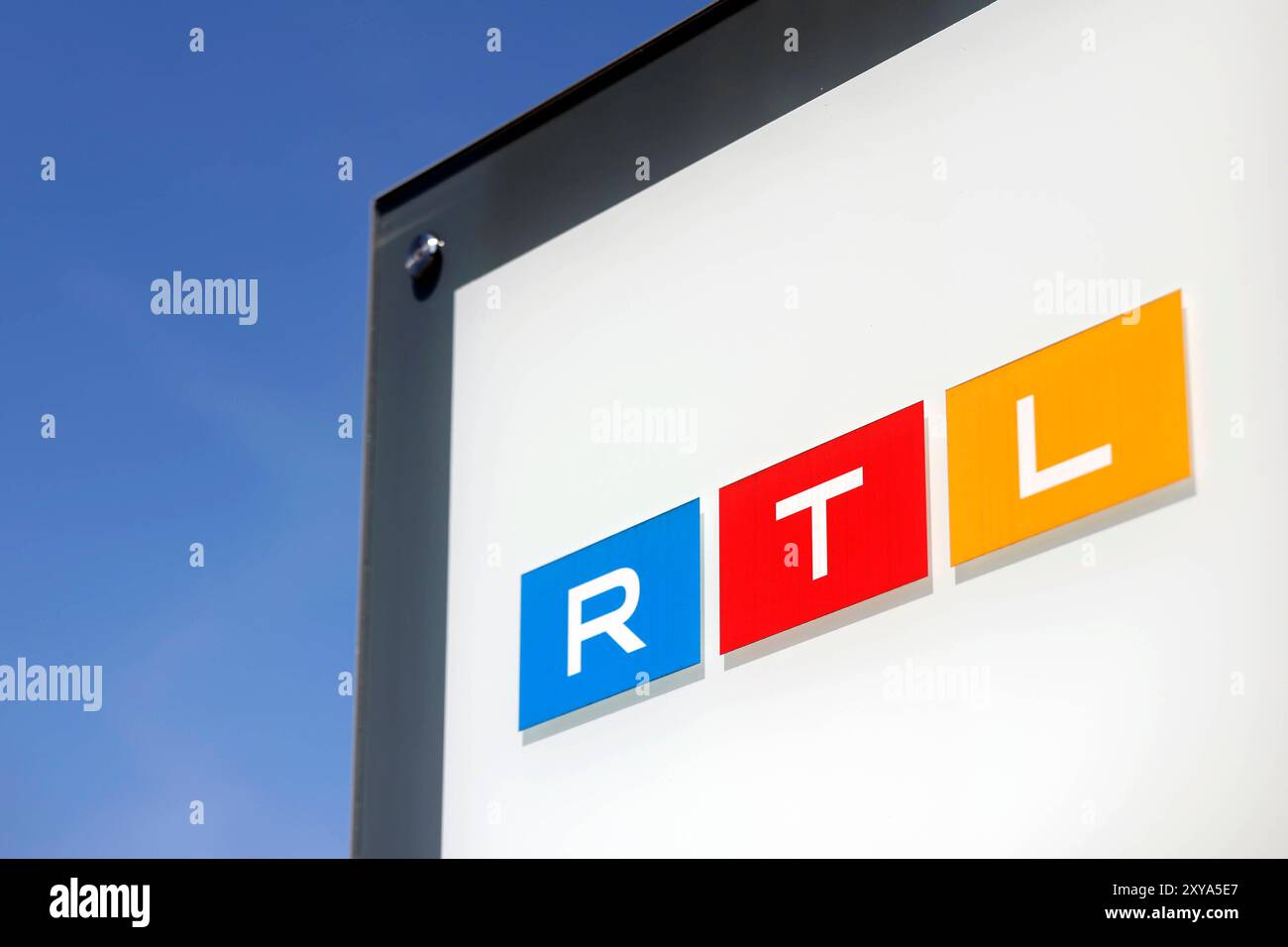 Ein Schild am Eingang zur RTL-Zentrale in Köln mit RTL-Logo in Deutz am ...