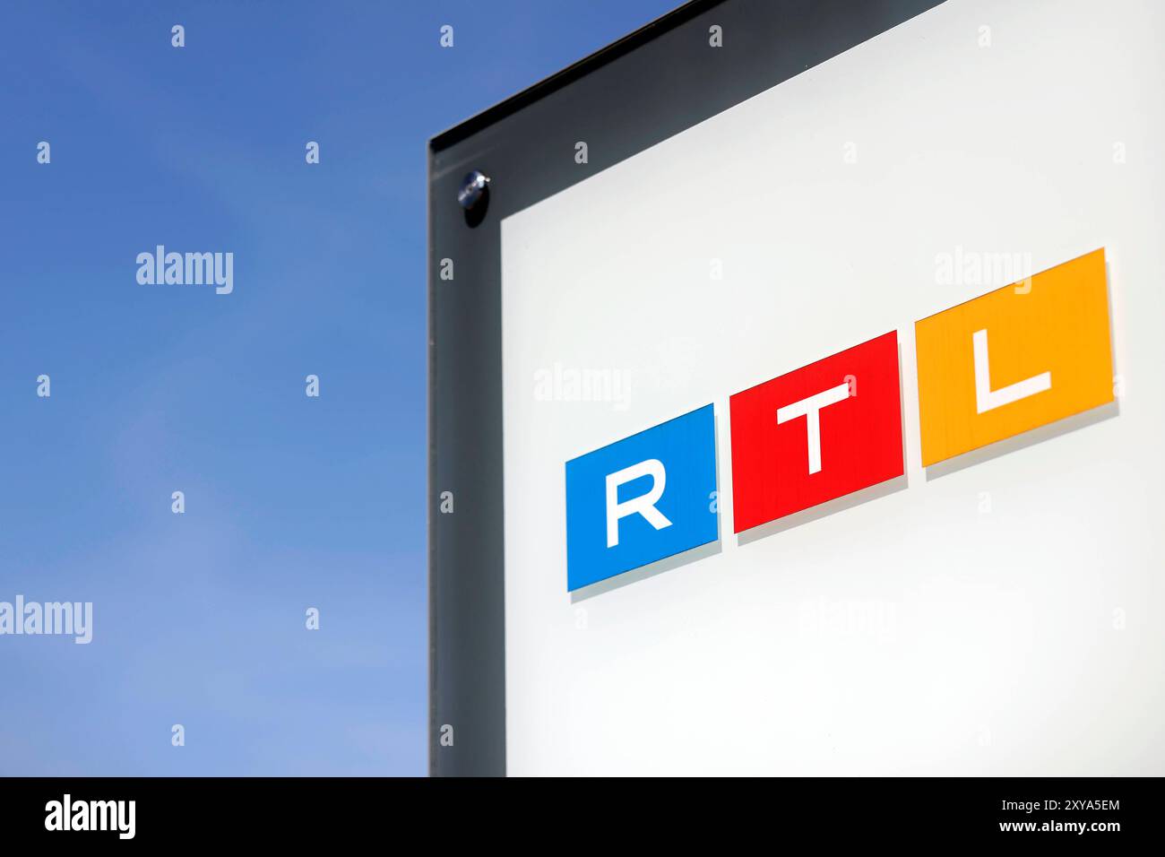 Ein Schild am Eingang zur RTL-Zentrale in Köln mit RTL-Logo in Deutz am ...
