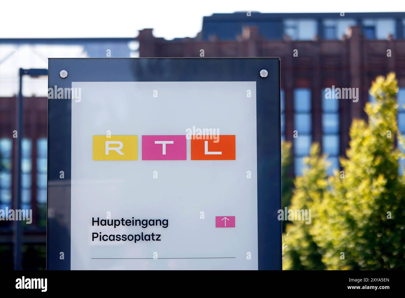 Ein Schild am Eingang zur RTL-Zentrale in Köln mit RTL-Logo in Deutz am ...