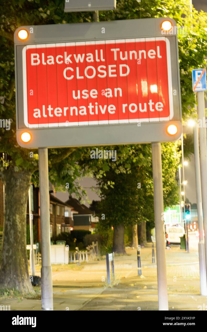 Emergency tunnel closure signage hi-res stock photography and images ...
