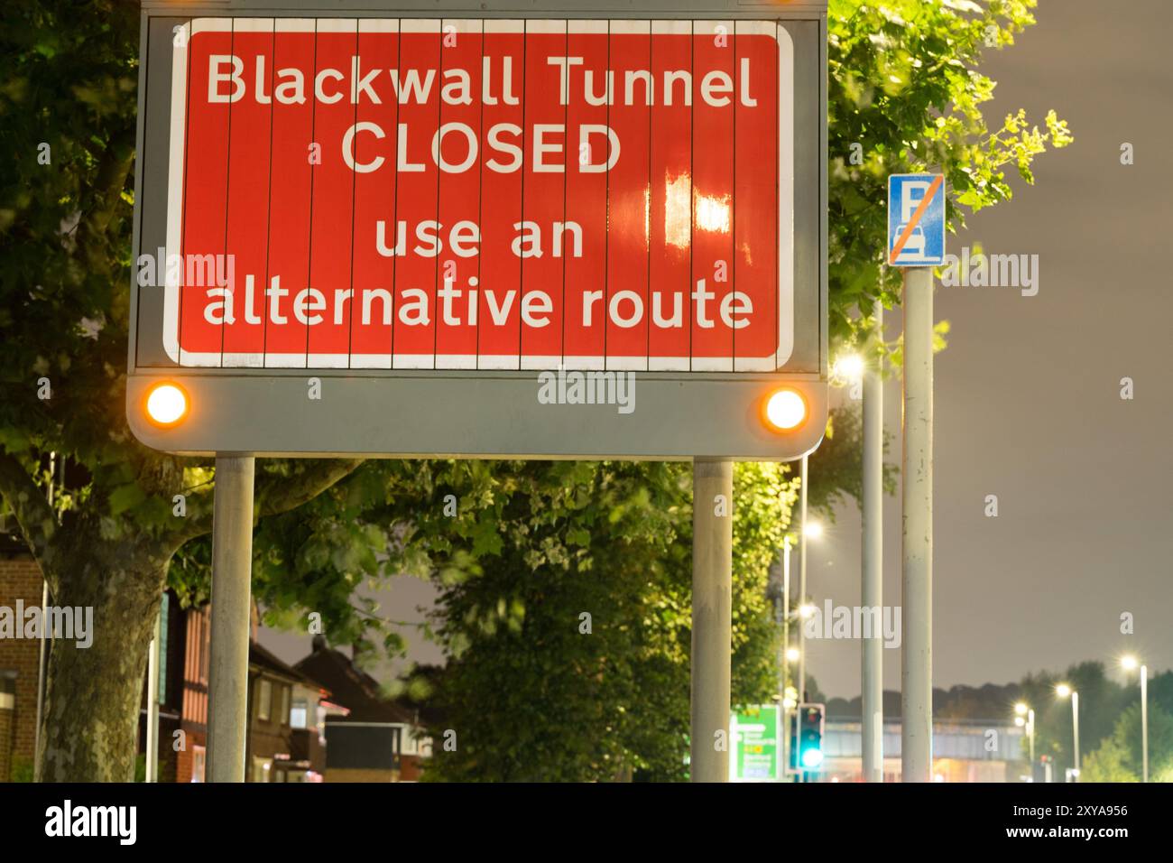 Emergency tunnel closure signage hi-res stock photography and images ...