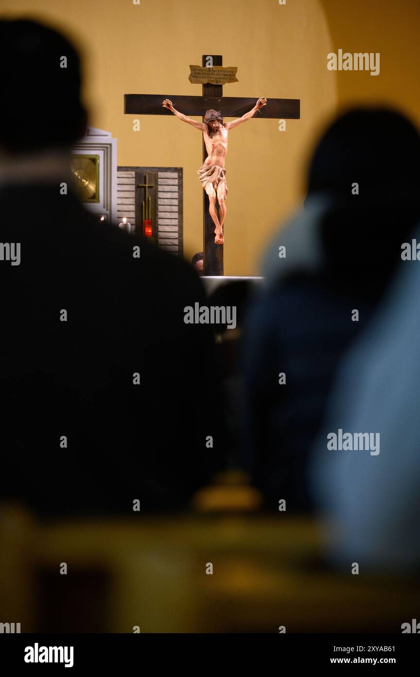 Jesus christ with holy cross hi-res stock photography and images - Alamy