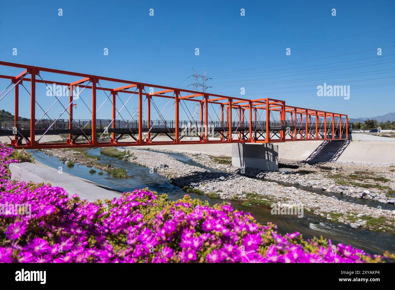 View of the Frogtown bike path bridge spanning the Los Angeles River ...