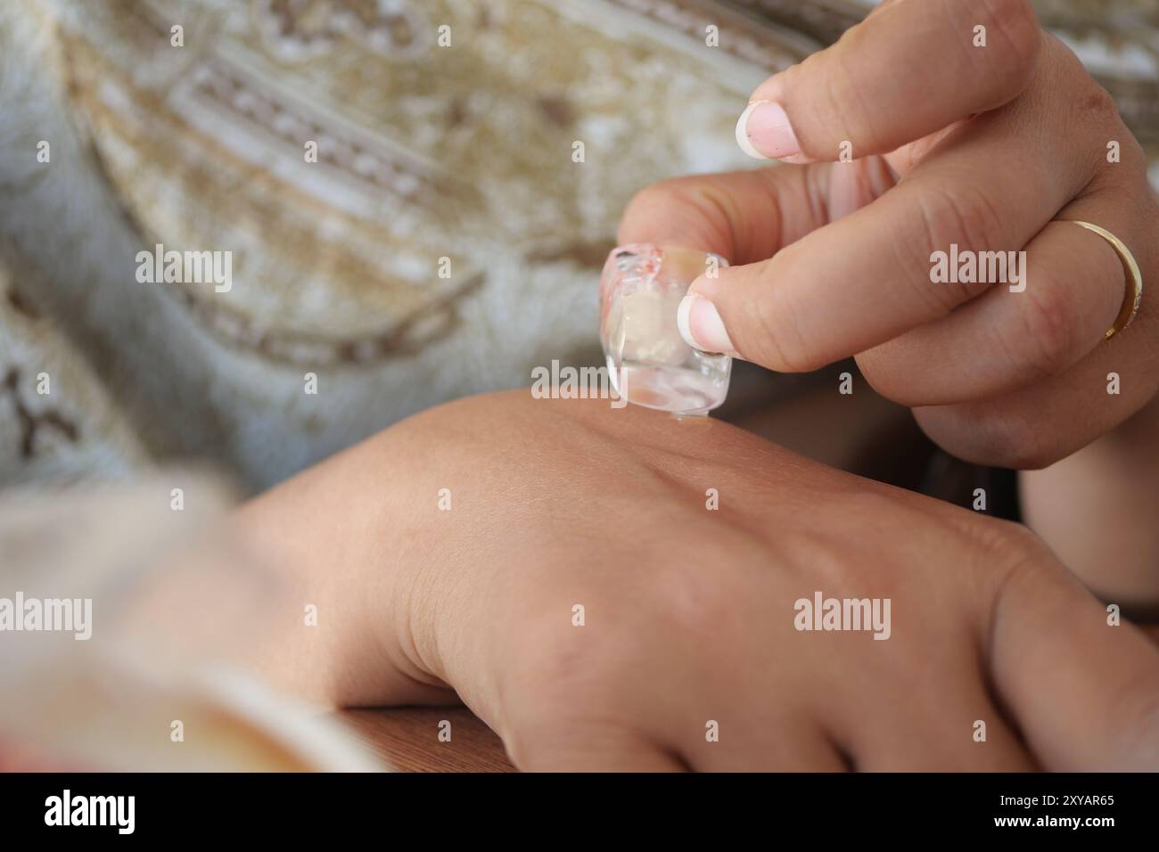 Melting ice cube hand hi-res stock photography and images - Alamy