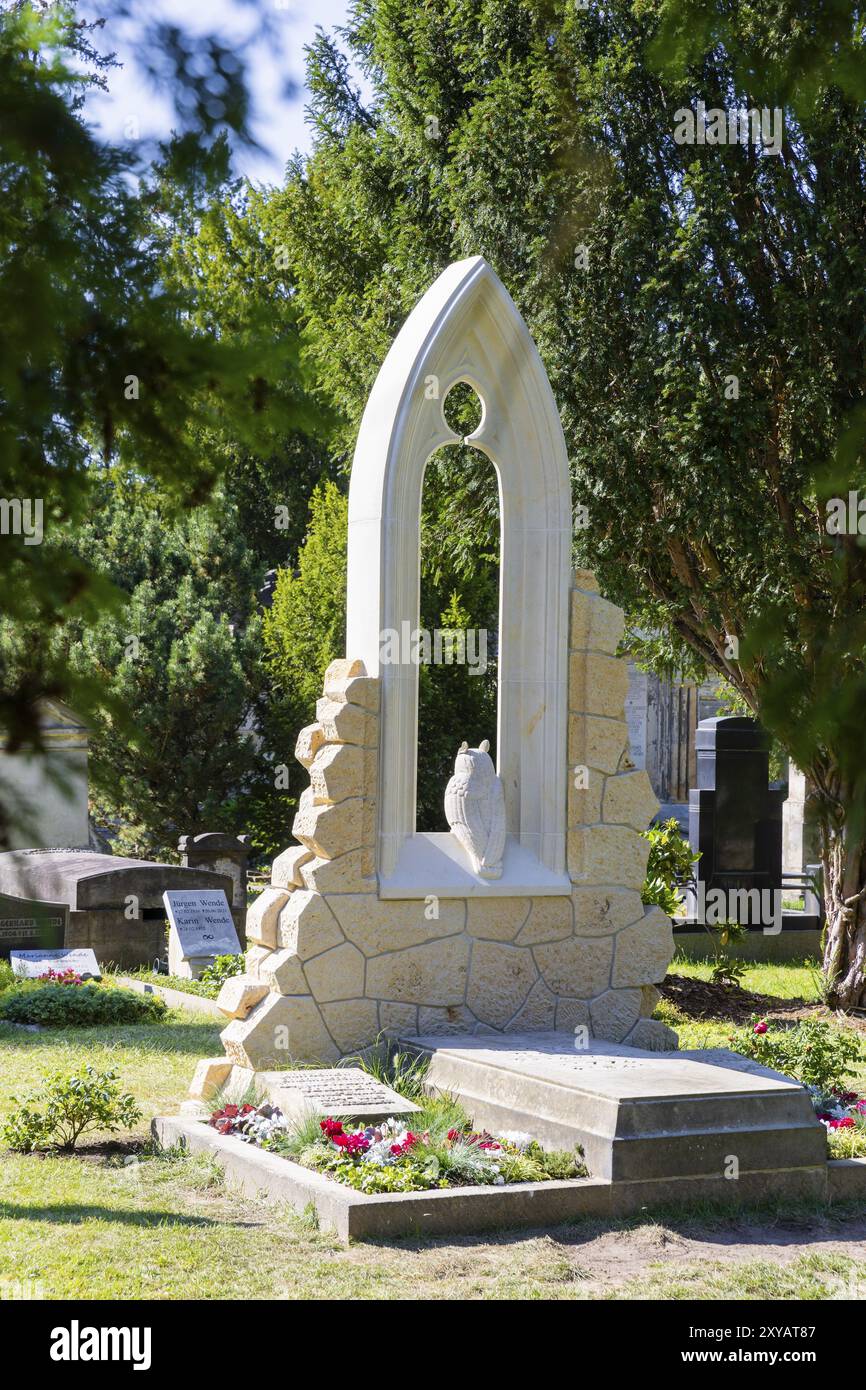 A new monument can be seen at Caspar David Friedrich's grave in Dresden ...