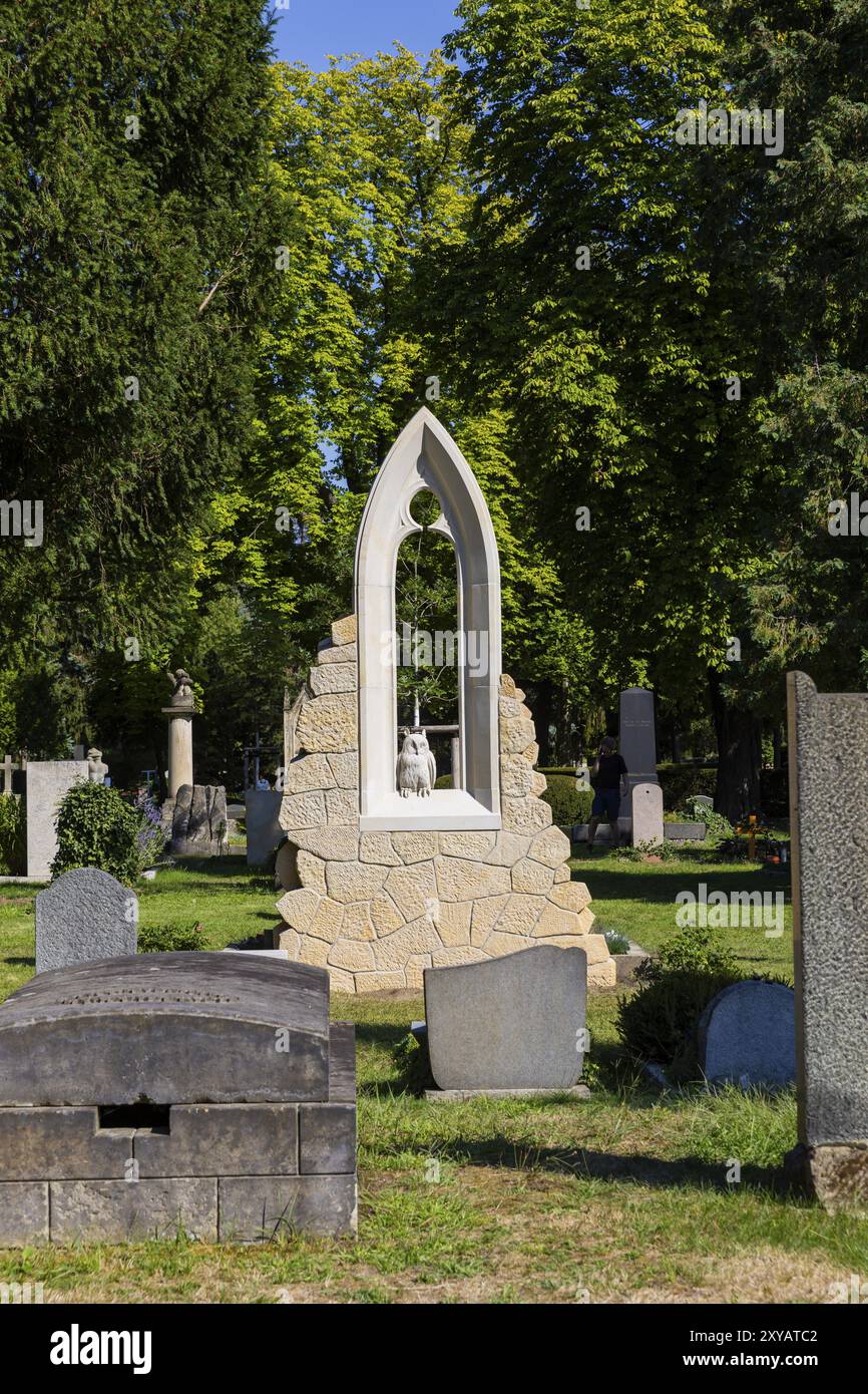 A new monument can be seen at Caspar David Friedrich's grave in Dresden ...