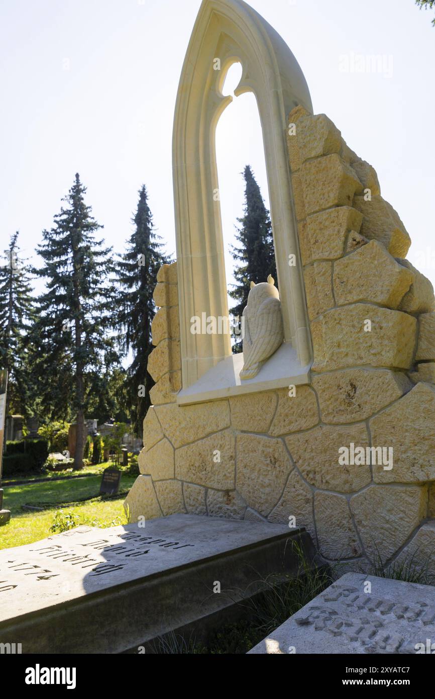A new monument can be seen at Caspar David Friedrich's grave in Dresden ...