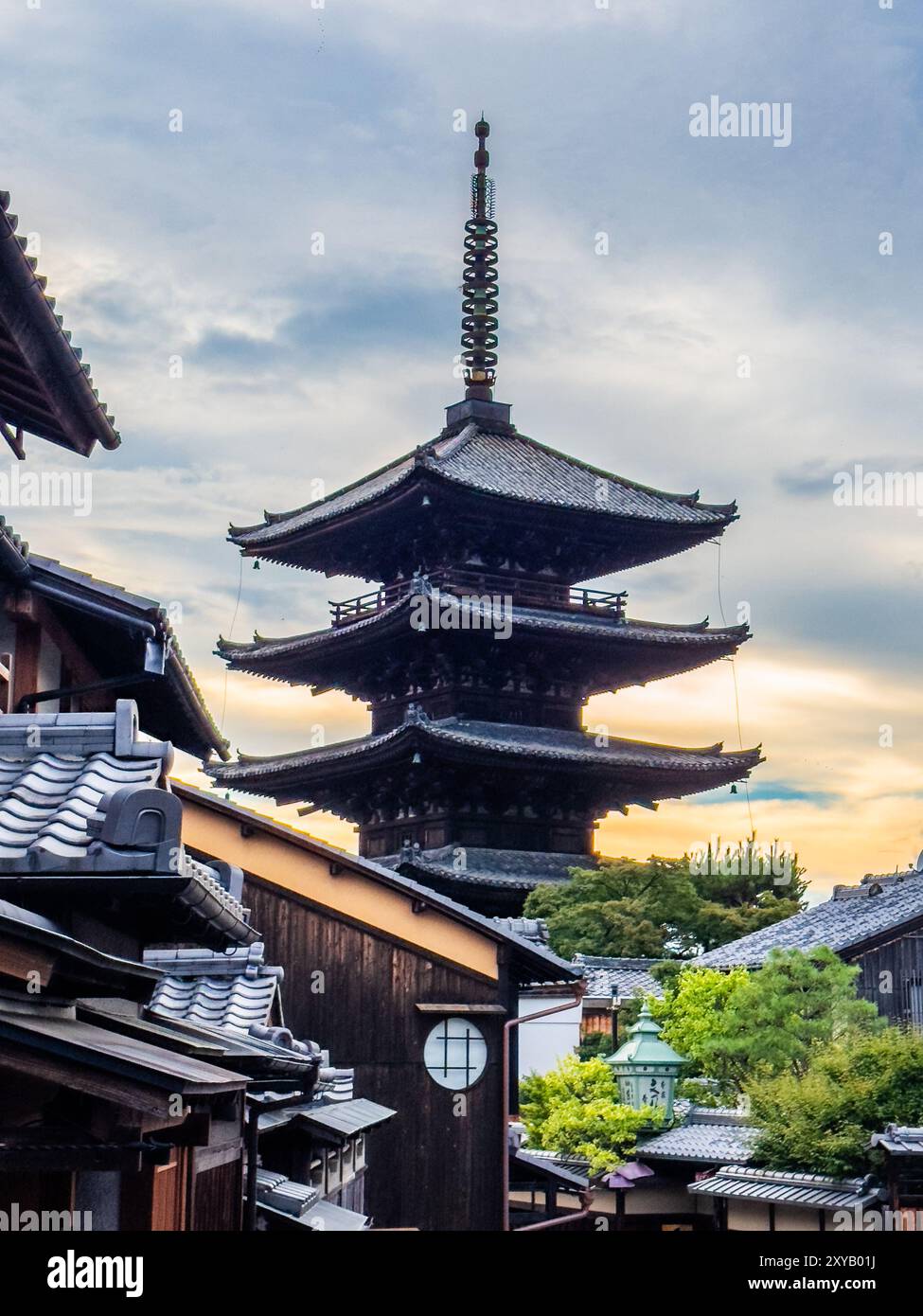Hokan-ji Temple, Yasaka Pagoda, in Ninenzaka street, in Kyoto, Japan ...