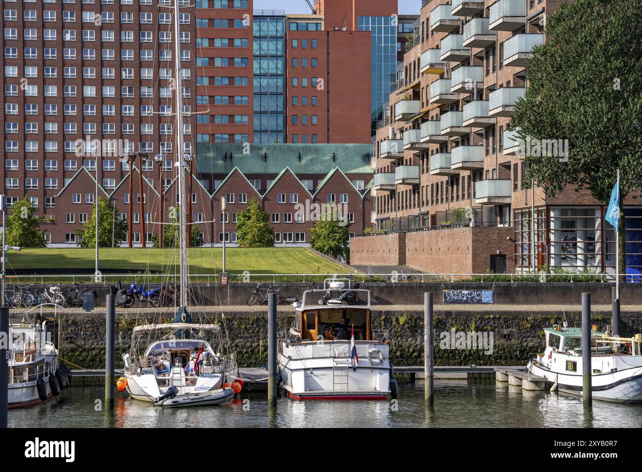 Warehouse-style houses, at the Spoorweghaven, in the Kop van Zuid ...