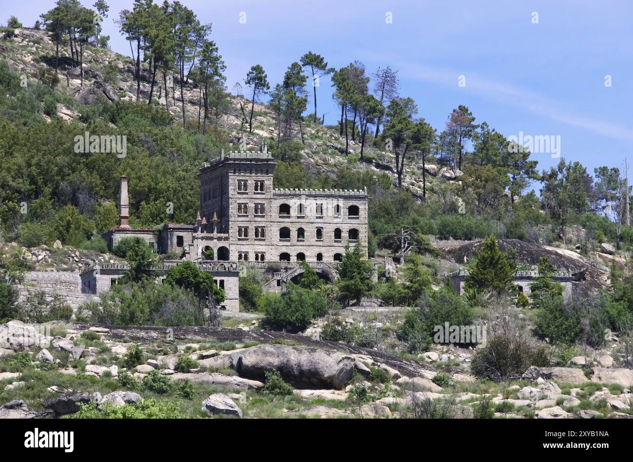 Empty run down villa hi-res stock photography and images - Alamy