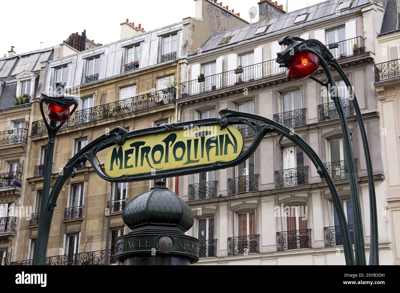Constructions of paris metro hi-res stock photography and images - Alamy
