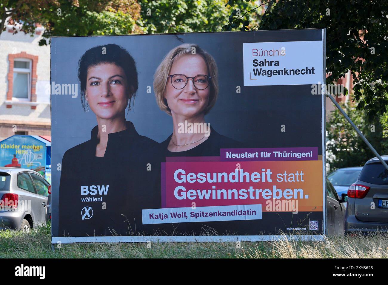 Ein Wahlplakat der Partei BSW steht am Strassenrand, Wahlwerbung ...