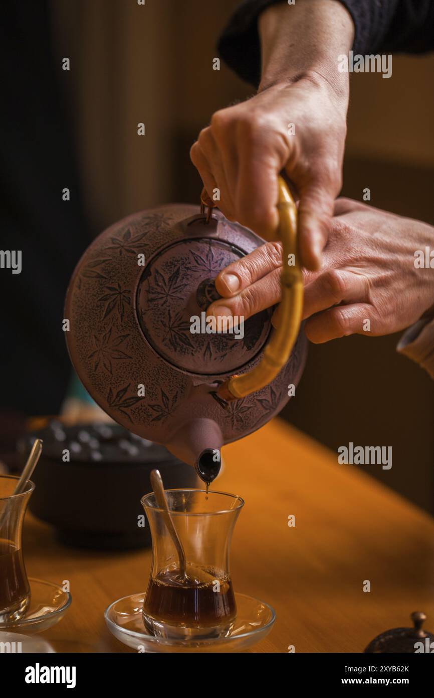 Women's hands pour tea into a glass Stock Photo - Alamy