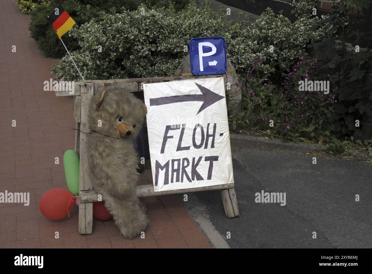 Flea market sign Stock Photo - Alamy