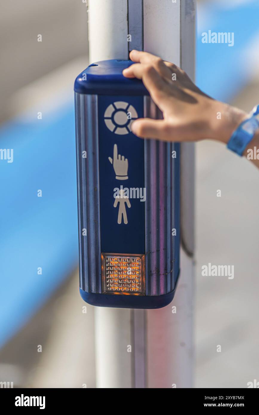 Pedestrian signal hi-res stock photography and images - Alamy