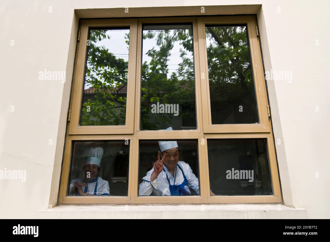 Chinese chefs looking out the window. Nanjing, China Stock Photo - Alamy