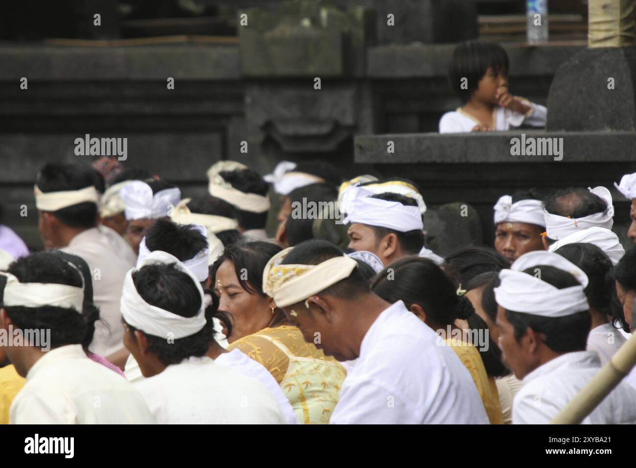 Hindu faithful pray temple hi-res stock photography and images - Alamy