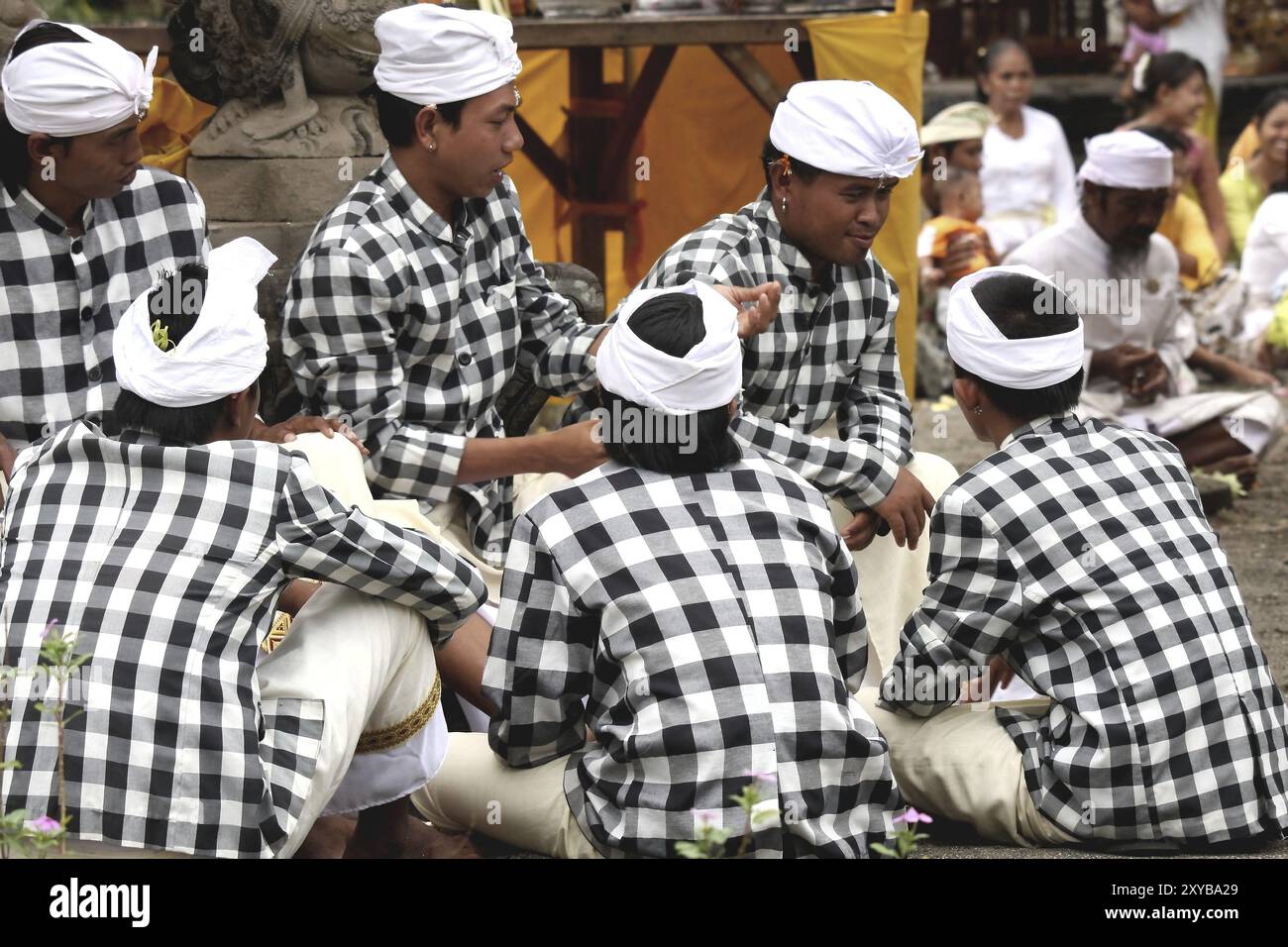 Balinese Hindus in the temple Stock Photo - Alamy