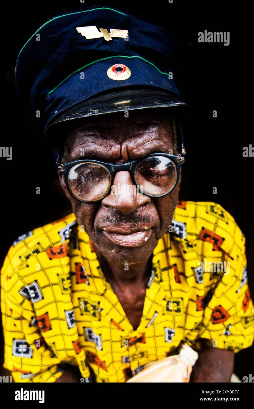 Benin man in traditional clothing hi-res stock photography and images ...