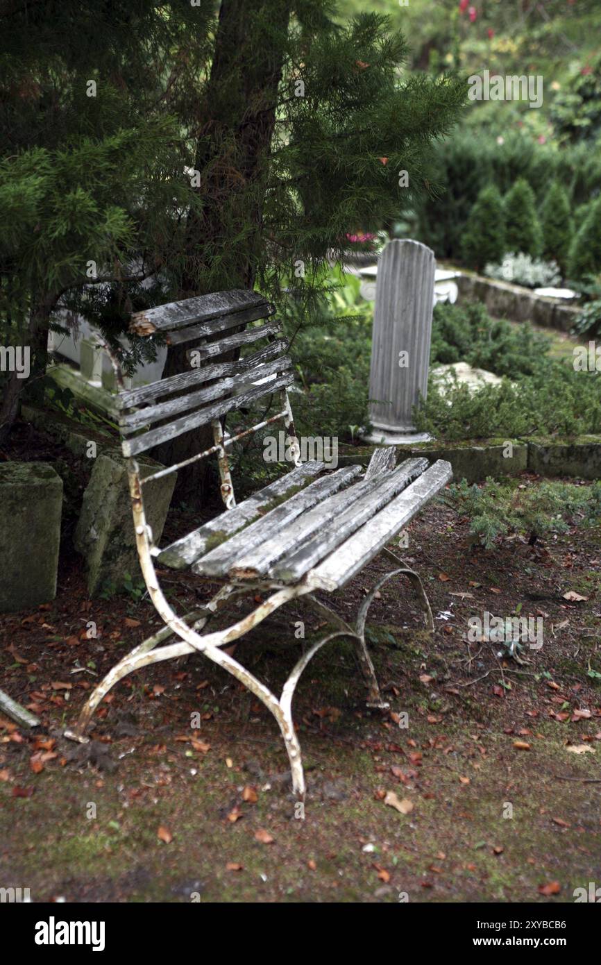 Empty bench grave hi-res stock photography and images - Alamy