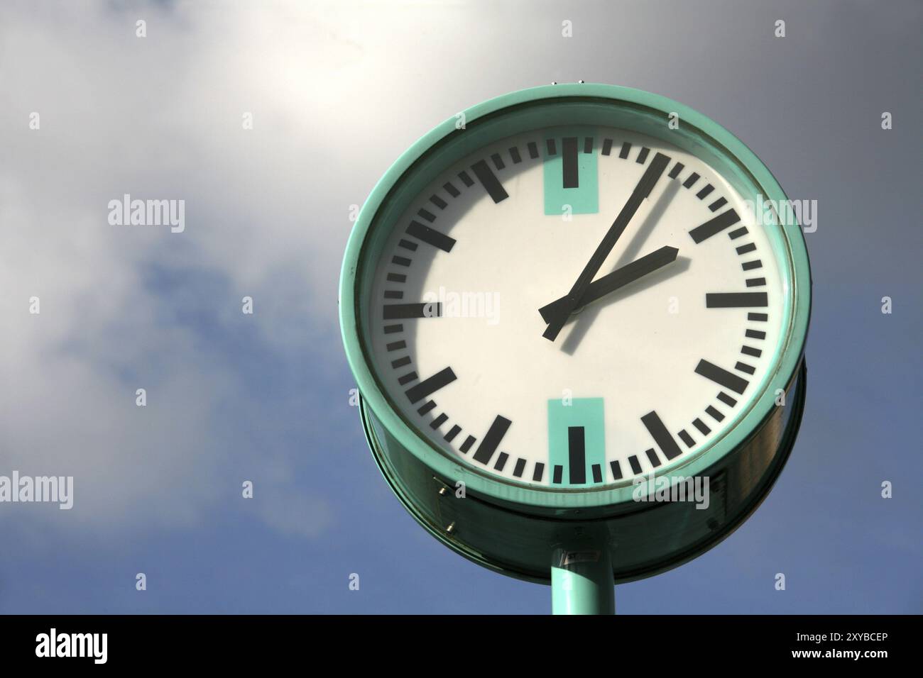 Multiple clocks face hi-res stock photography and images - Alamy