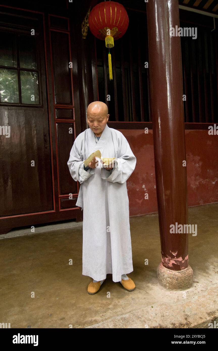 Chinese buddhist monk hi-res stock photography and images - Alamy