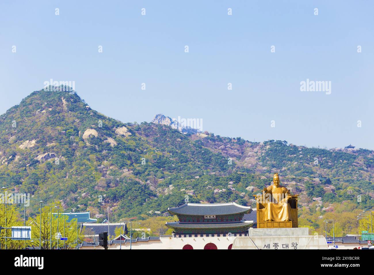Bugaksan mountain in background behind Gyeongbokgung Palace entrance ...