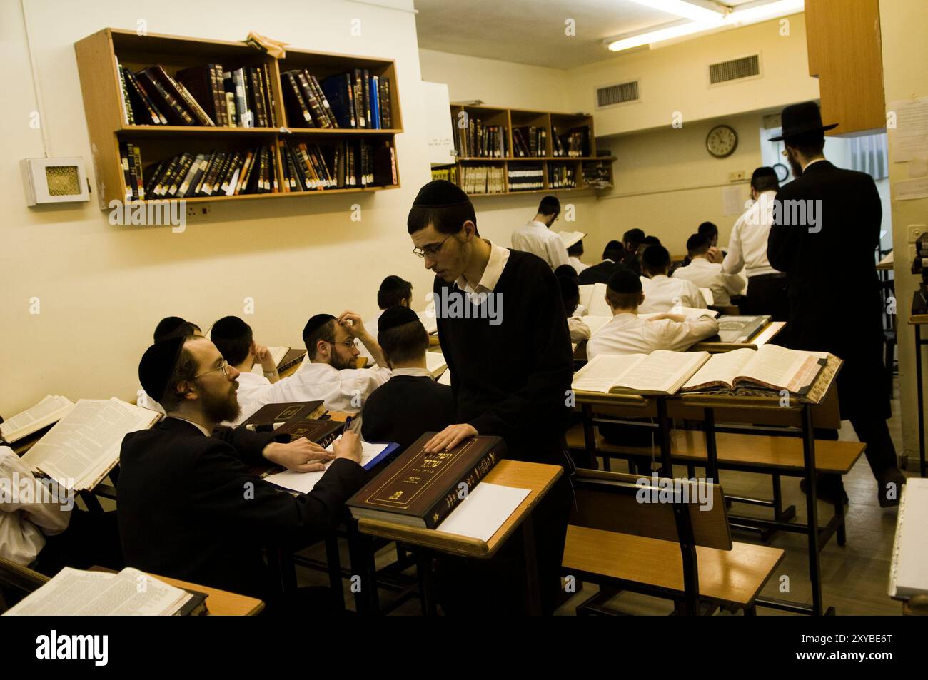 Yeshiva orthodox jews mea shearim hi-res stock photography and images ...
