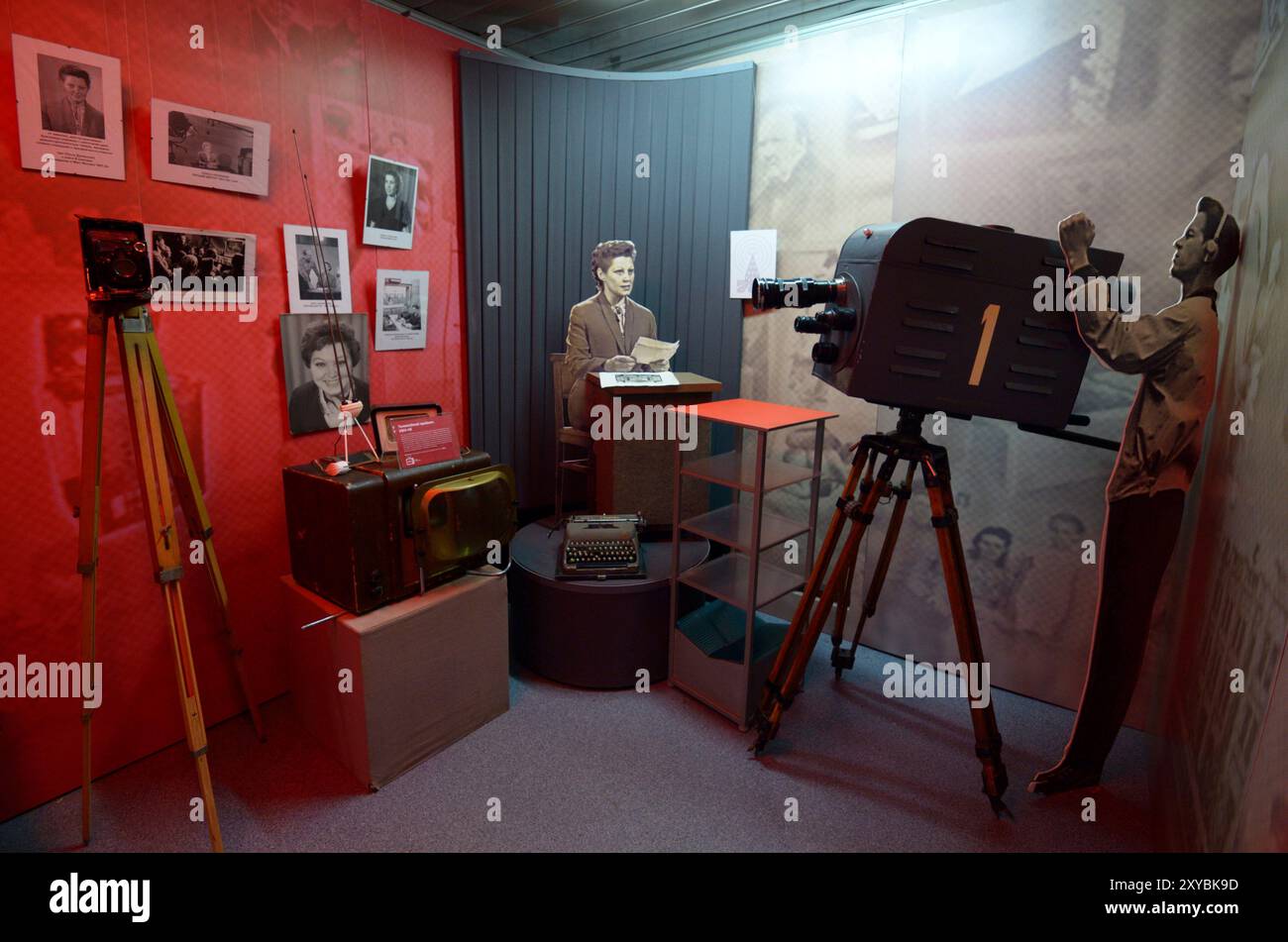 News anchor in tv studio hi-res stock photography and images - Alamy