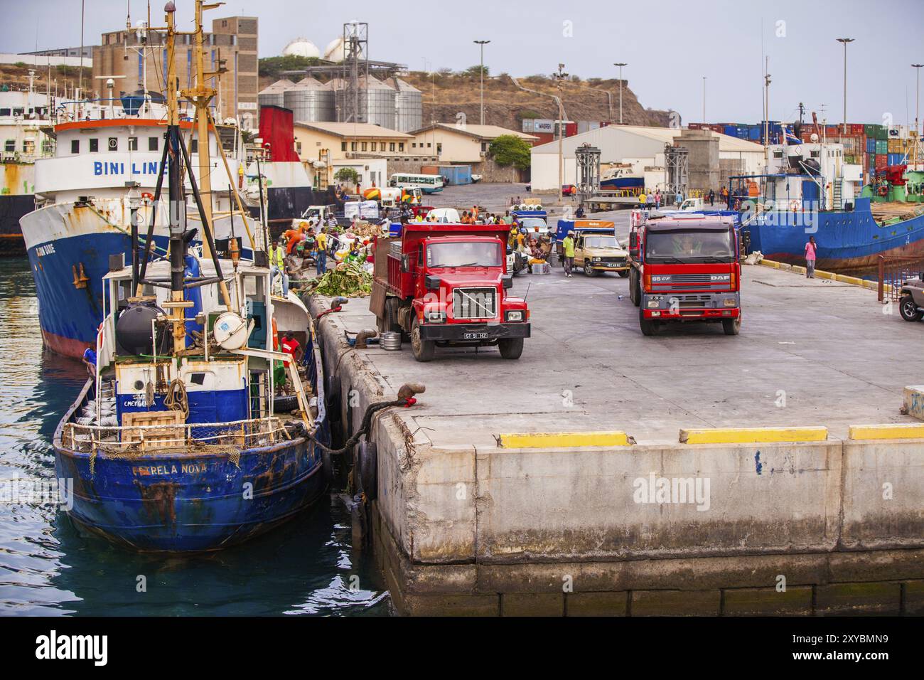 Two lorries hi-res stock photography and images - Alamy