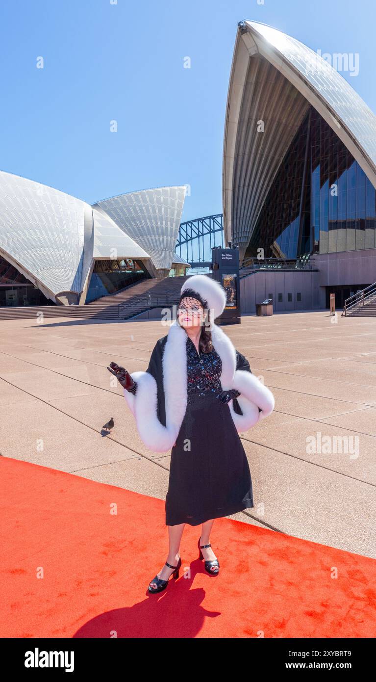 Sydney opera house in profile hi-res stock photography and images - Alamy