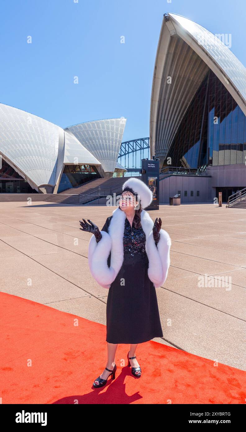 Sydney opera house in profile hi-res stock photography and images - Alamy