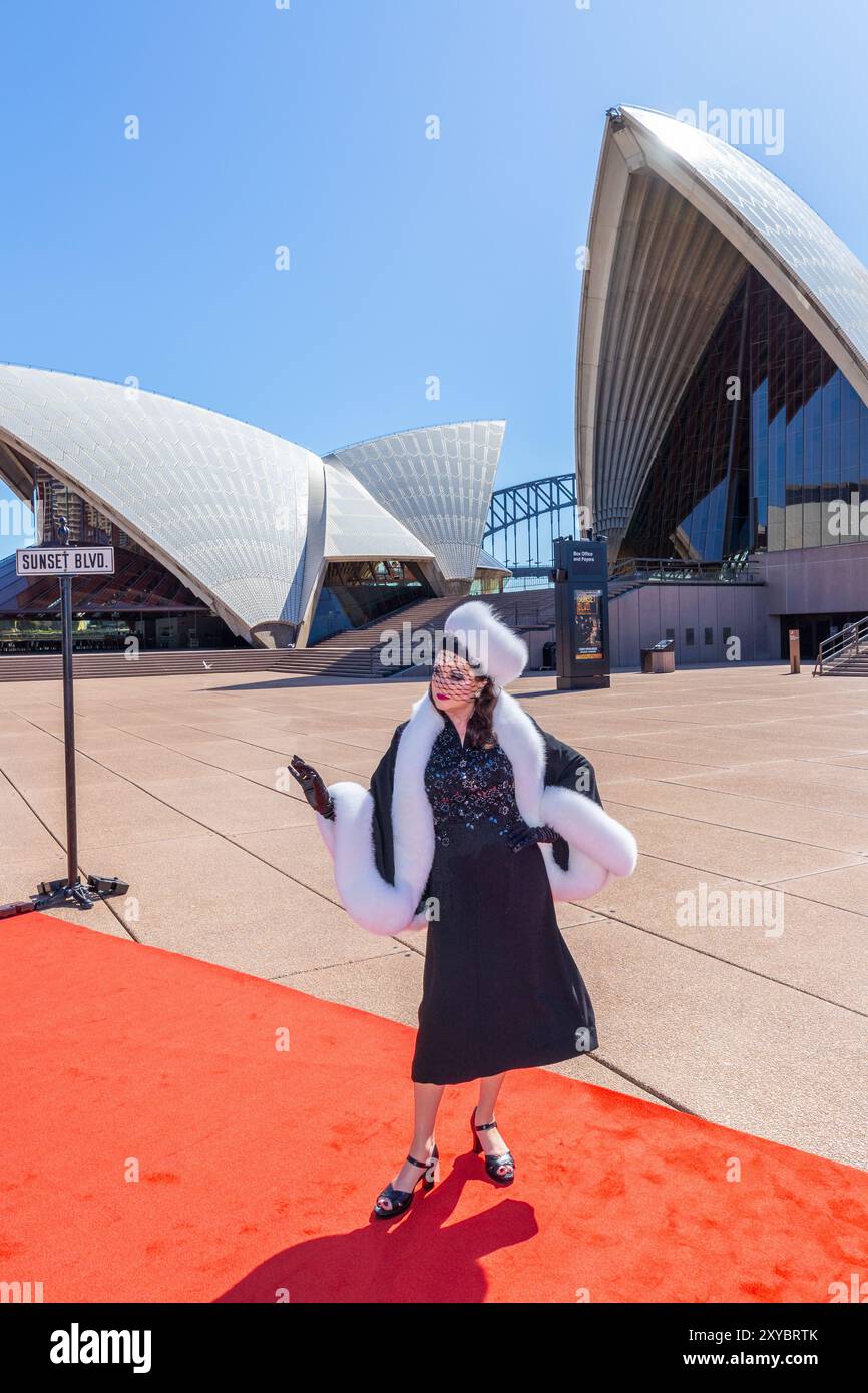 Sydney opera house in profile hi-res stock photography and images - Alamy