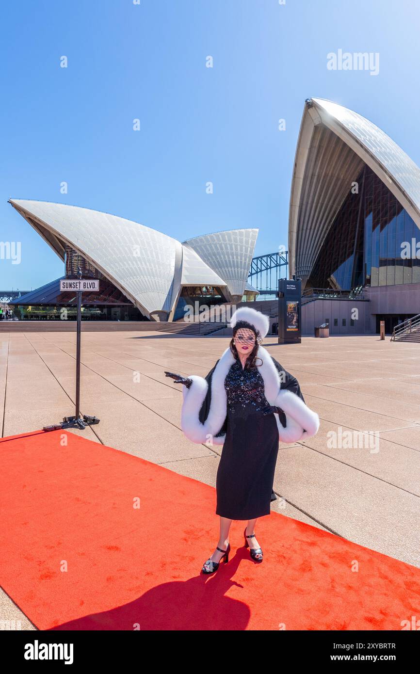 Sydney opera house in profile hi-res stock photography and images - Alamy