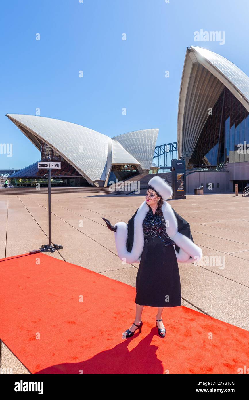 Sydney opera house in profile hi-res stock photography and images - Alamy