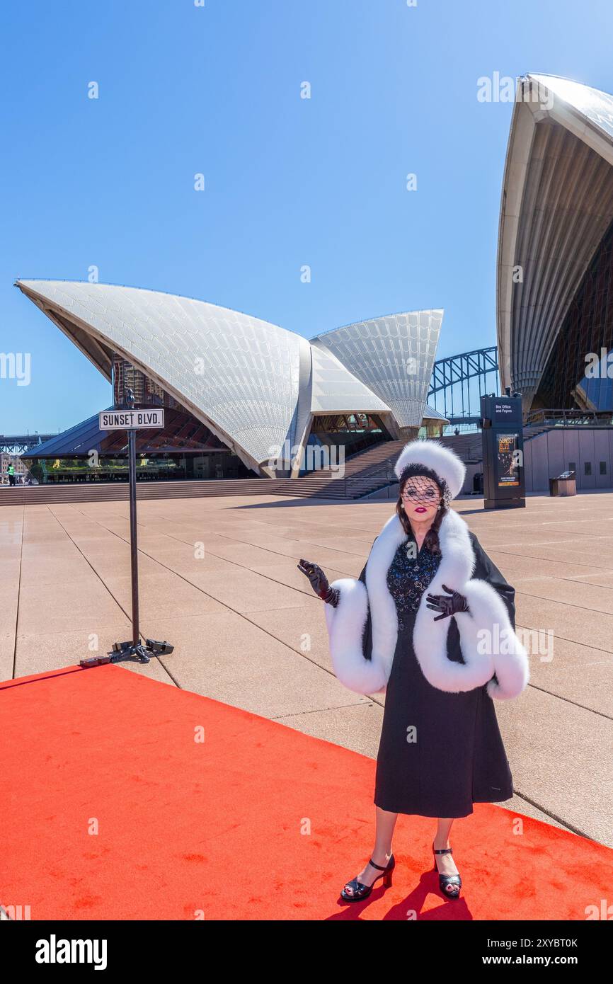 Sydney opera house in profile hi-res stock photography and images - Alamy