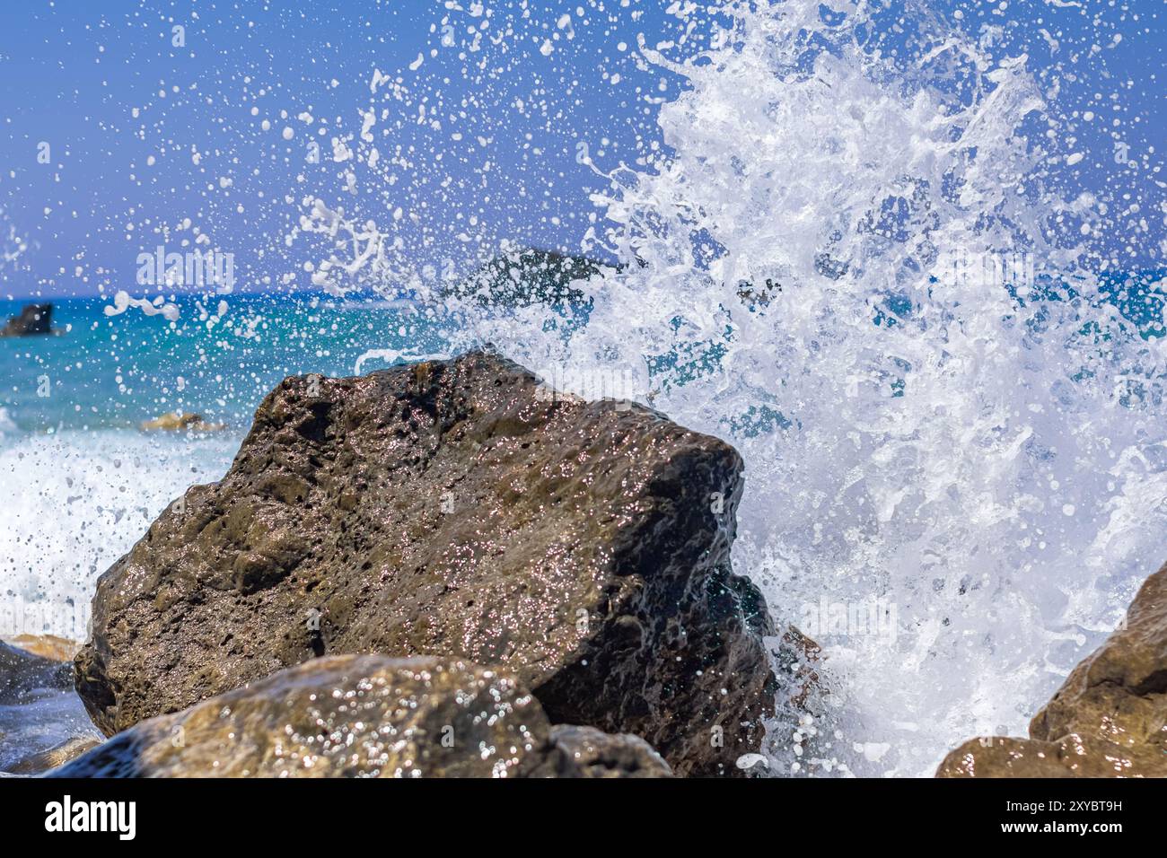 Splash of waves hi-res stock photography and images - Alamy