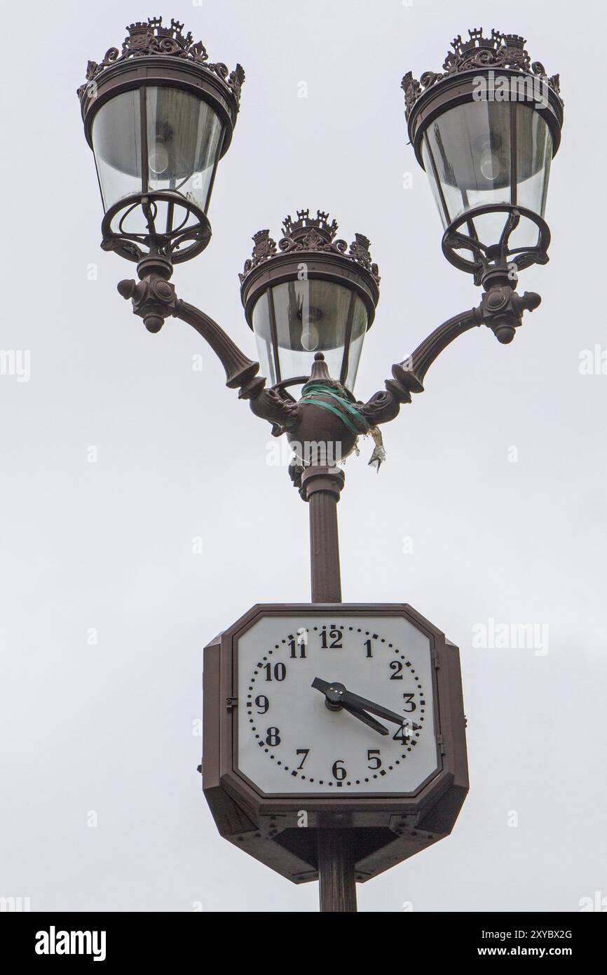 Historical street lanterns paris hi-res stock photography and images ...
