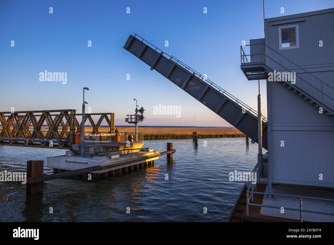 Opening of a modern lift bridge Stock Photo - Alamy